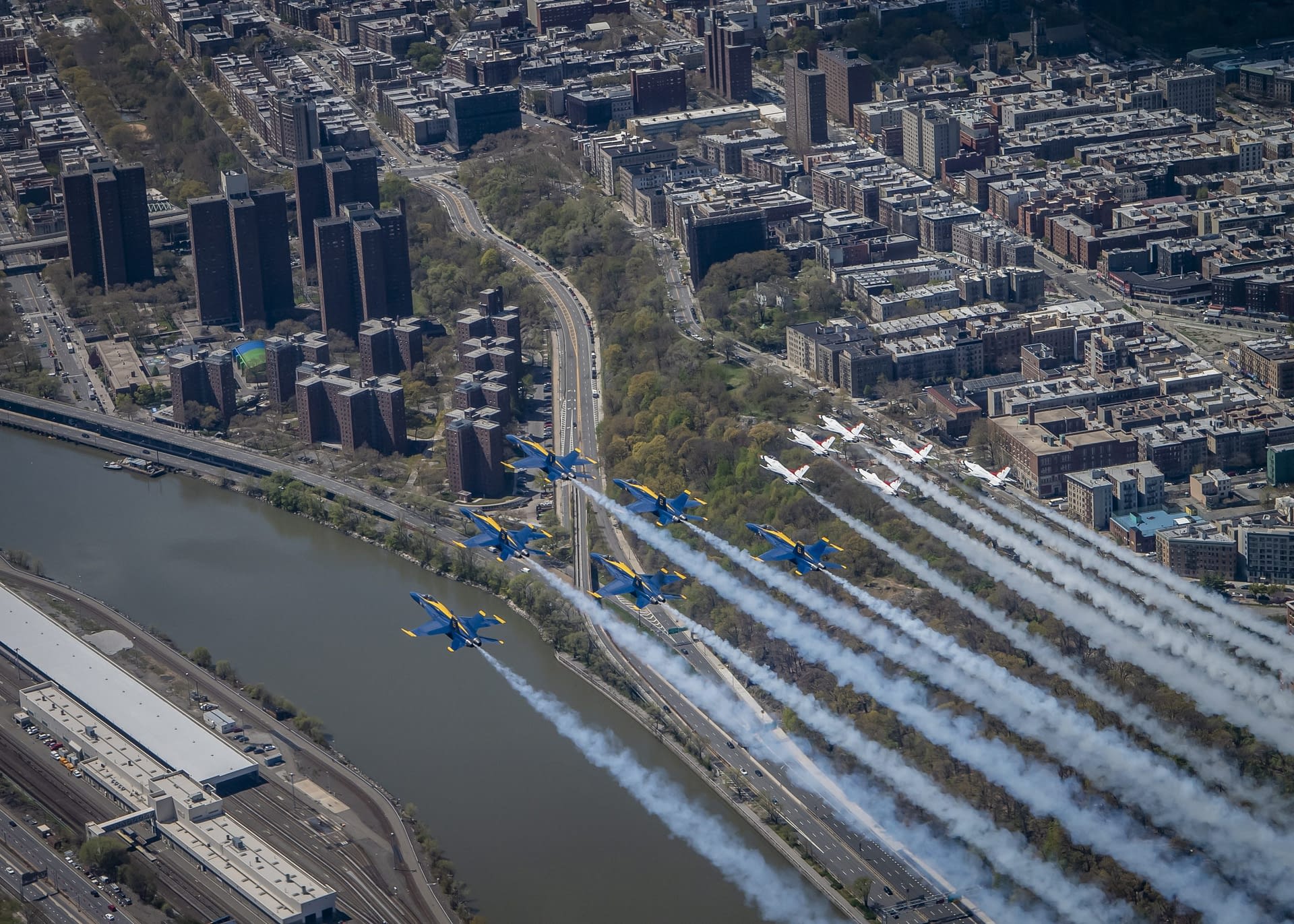Check Out These Incredible Aerial Images Of The Blue Angels And ...