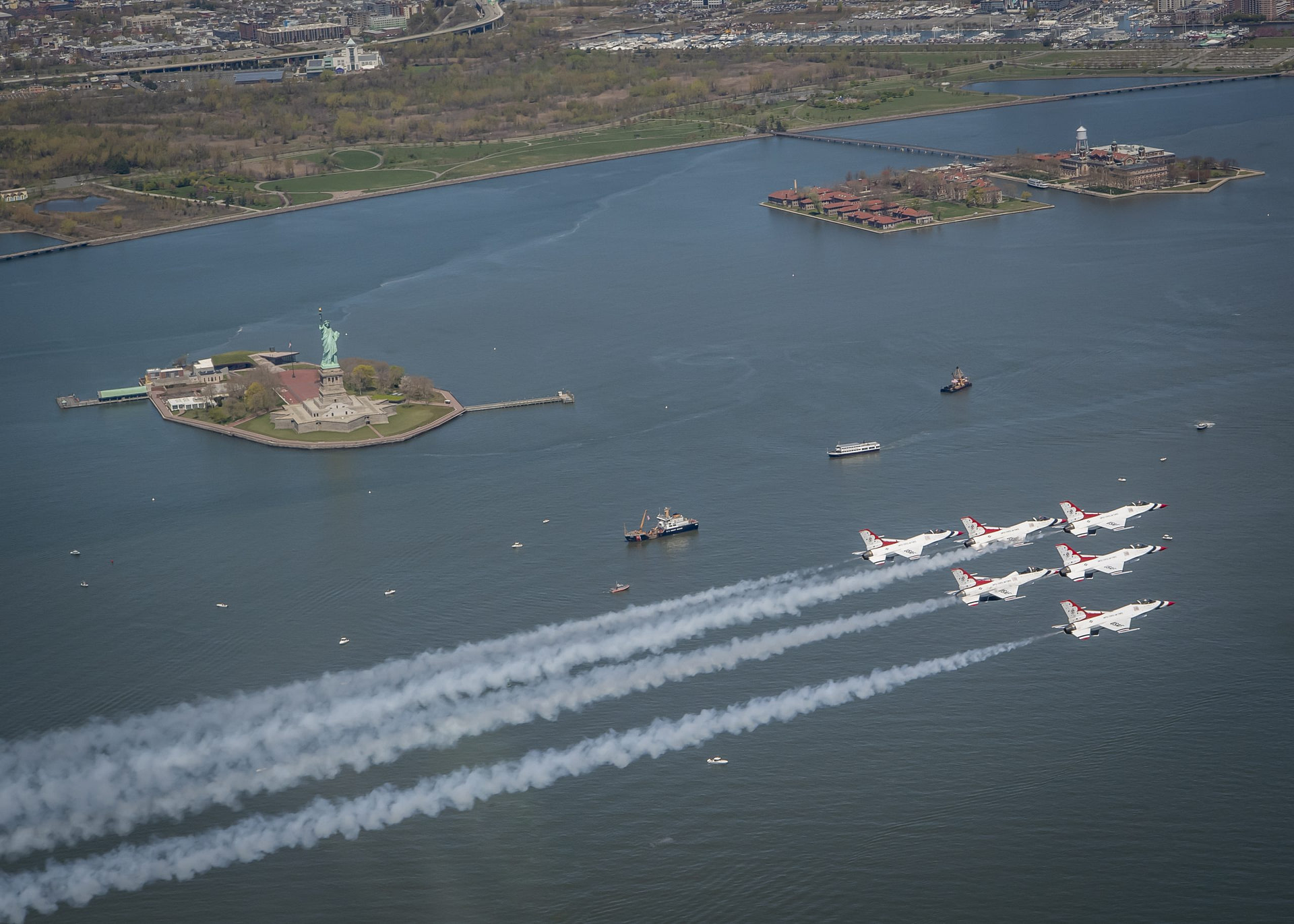 Check Out These Incredible Aerial Images Of The Blue Angels And ...